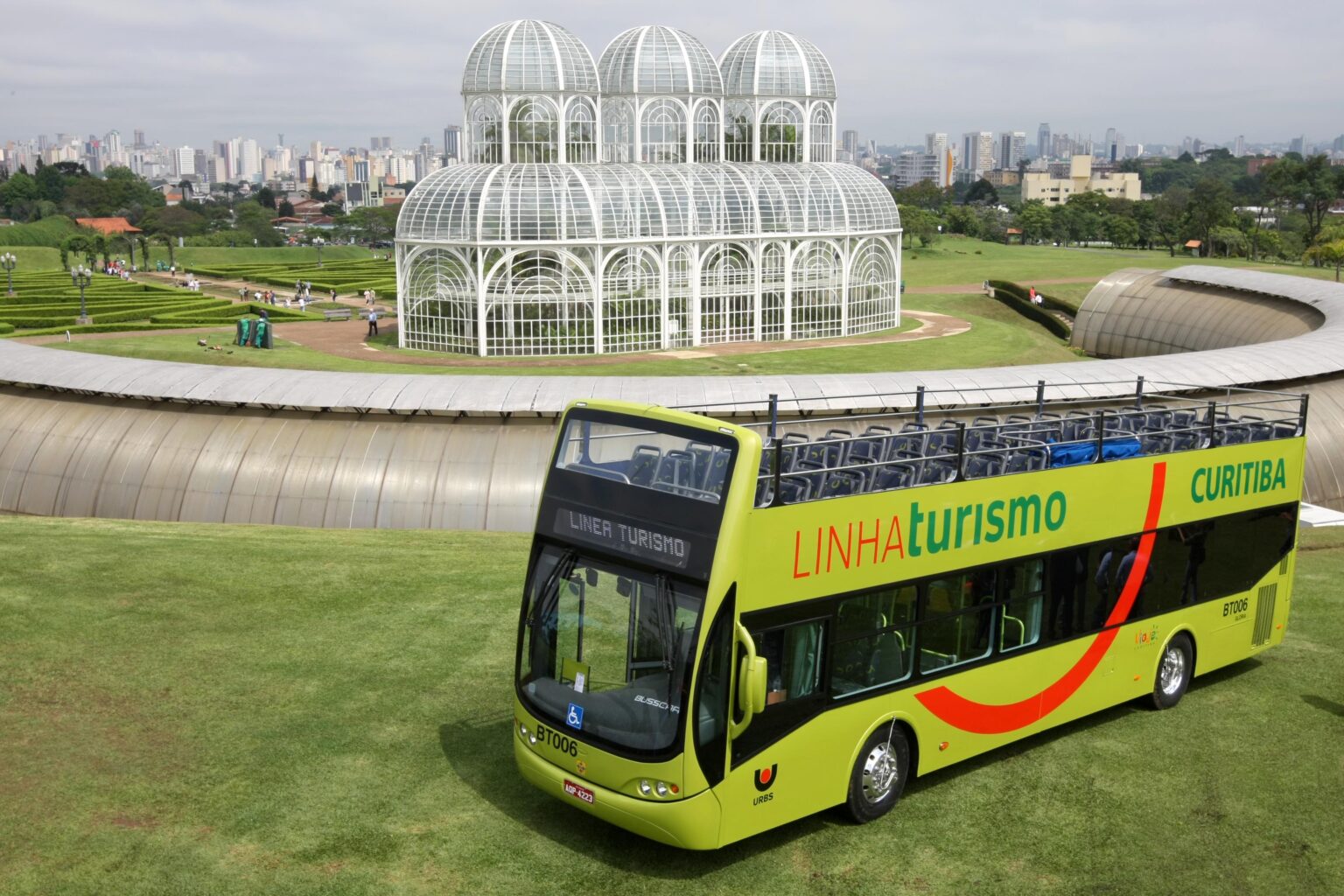 Conhecendo Curitiba em passeio de ônibus por pontos turísticos ...